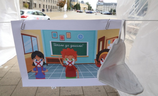 Протест пред МС срещу тестването на учениците до 4 клас Cross Bg