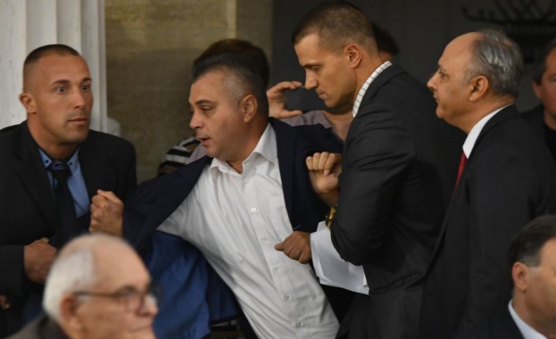 Скандал при жребия в ЦИК НСО изведе Юлиан Ангелов Cross Bg