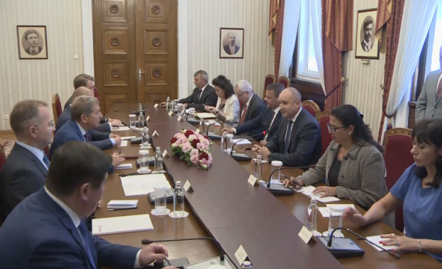 Радев се срещна с ръководството на „Лукойл“ и призова да се набележат мерки заради цените на