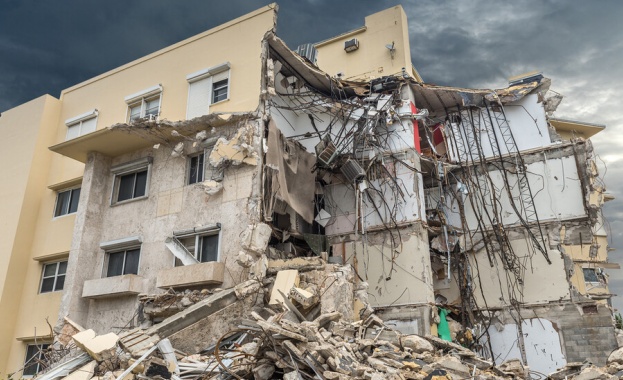 Двама загинали и 13 ранени при срутване на балкон в Неапол Cross Bg